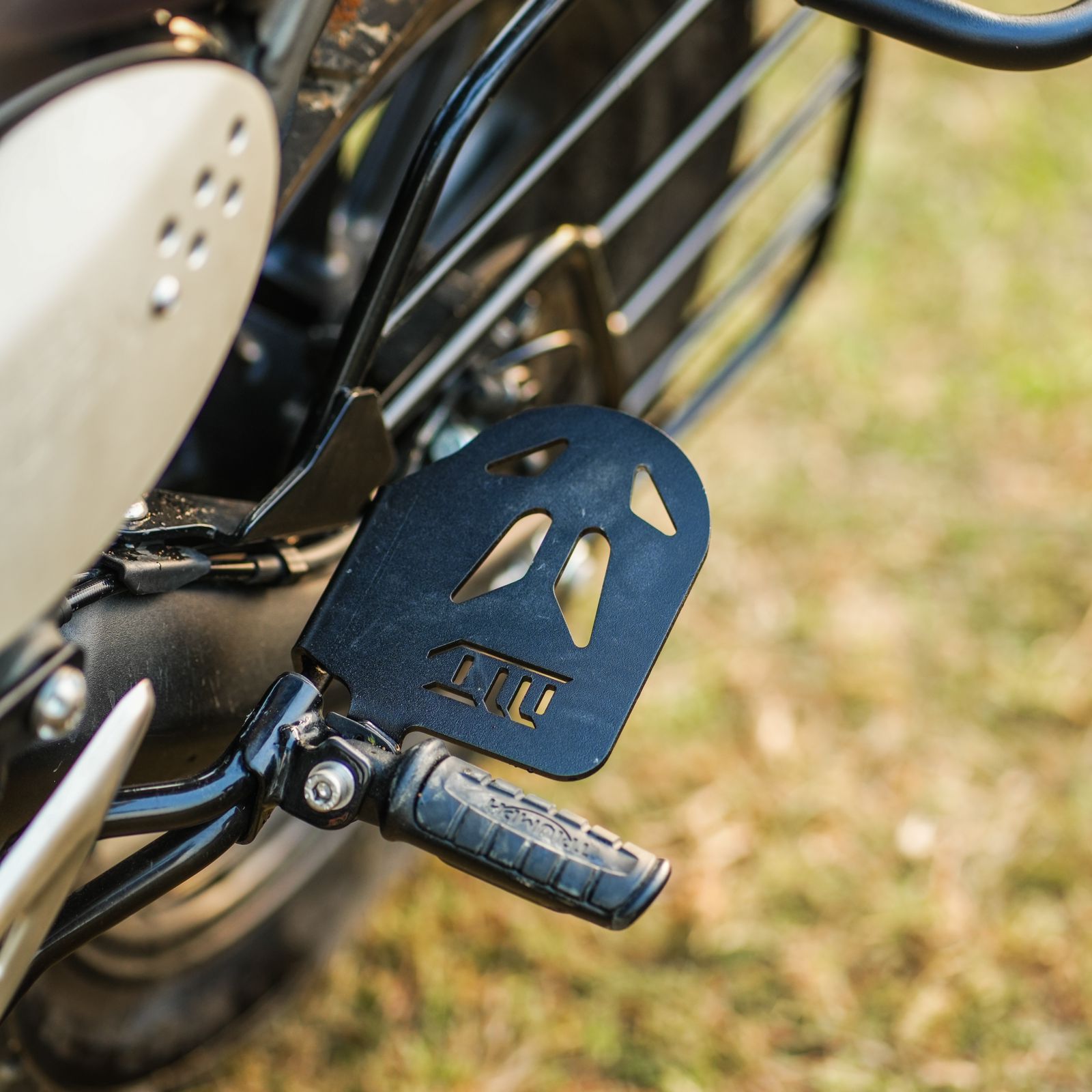 FOOTREST (SET) FOR Triumph scrambler 400x – Moto Torque